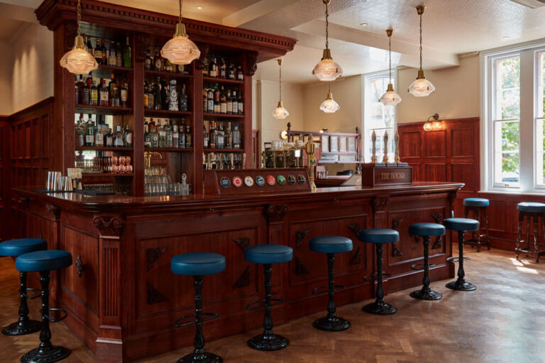 Home | The Hound, Chiswick | Pints | Pub Classics | Live Sports